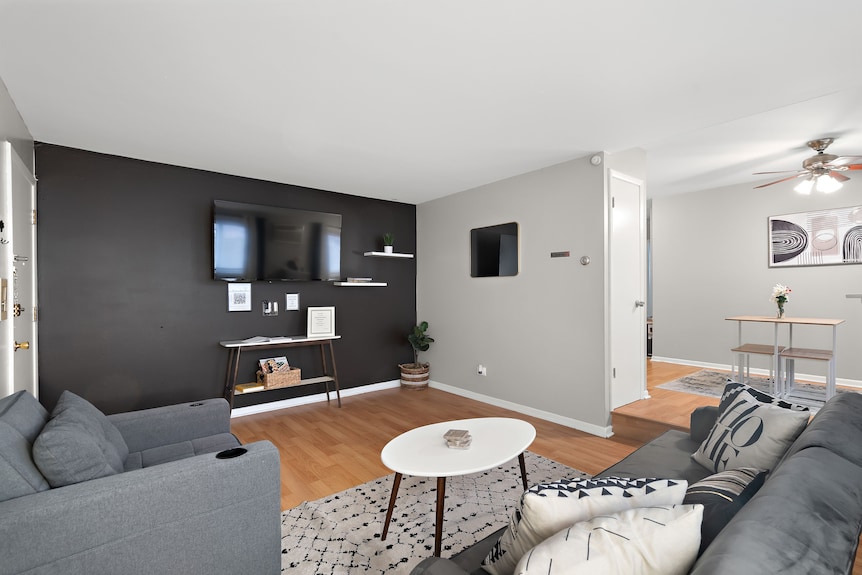 Chic Suite/mins To L Train /Laundry/free Parking - Chicago, IL