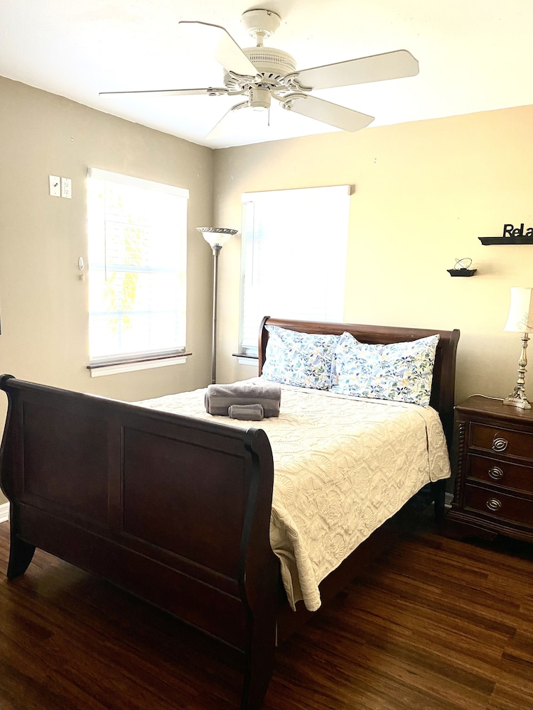 Beautiful Gulf Coast Waterfront Home < 7 Mins From The Beaches! - Englewood, FL