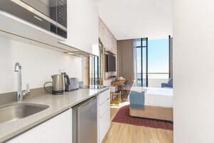 Micro-ondas, cooktop, máquina de café expresso, cafeteira/chaleira