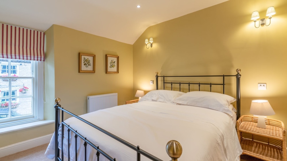 Vine Cottage, Charlbury - Sleeps 2 Guests In 2 Bedrooms - Chipping Norton