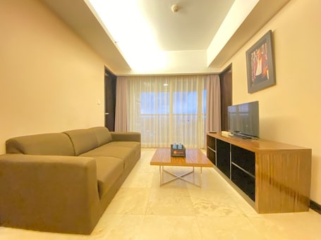 TV. Comfort Living 2Br At Braga City Walk Apartment