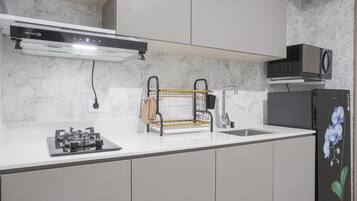 Geladeira, cooktop, talheres/pratos/utensílios de cozinha