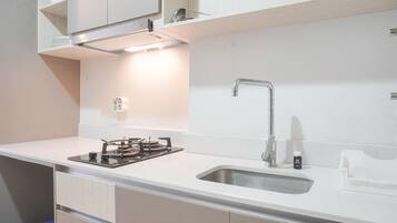 Geladeira, cooktop, talheres/pratos/utensílios de cozinha