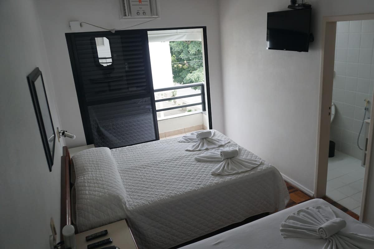 Suite-Estúdio Deluxe | Cofre no quarto, ferro/tábua de engomar, Wi-fi grátis
