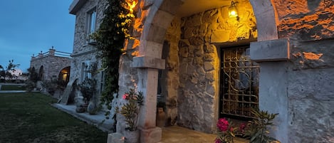Um edifício de pedra com uma placa indicando 'SOLEADO Cappadocia' e uma entrada em arco.
