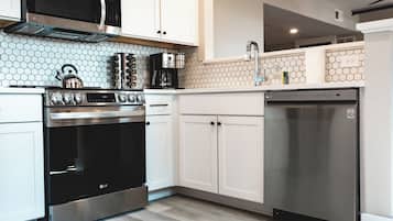 Geladeira grande, micro-ondas, fogão, cooktop