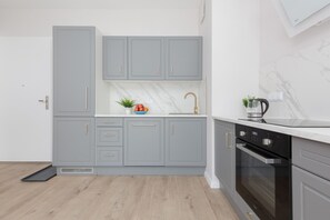 Uma máquina de lavar louça, utensílios de cozinha 