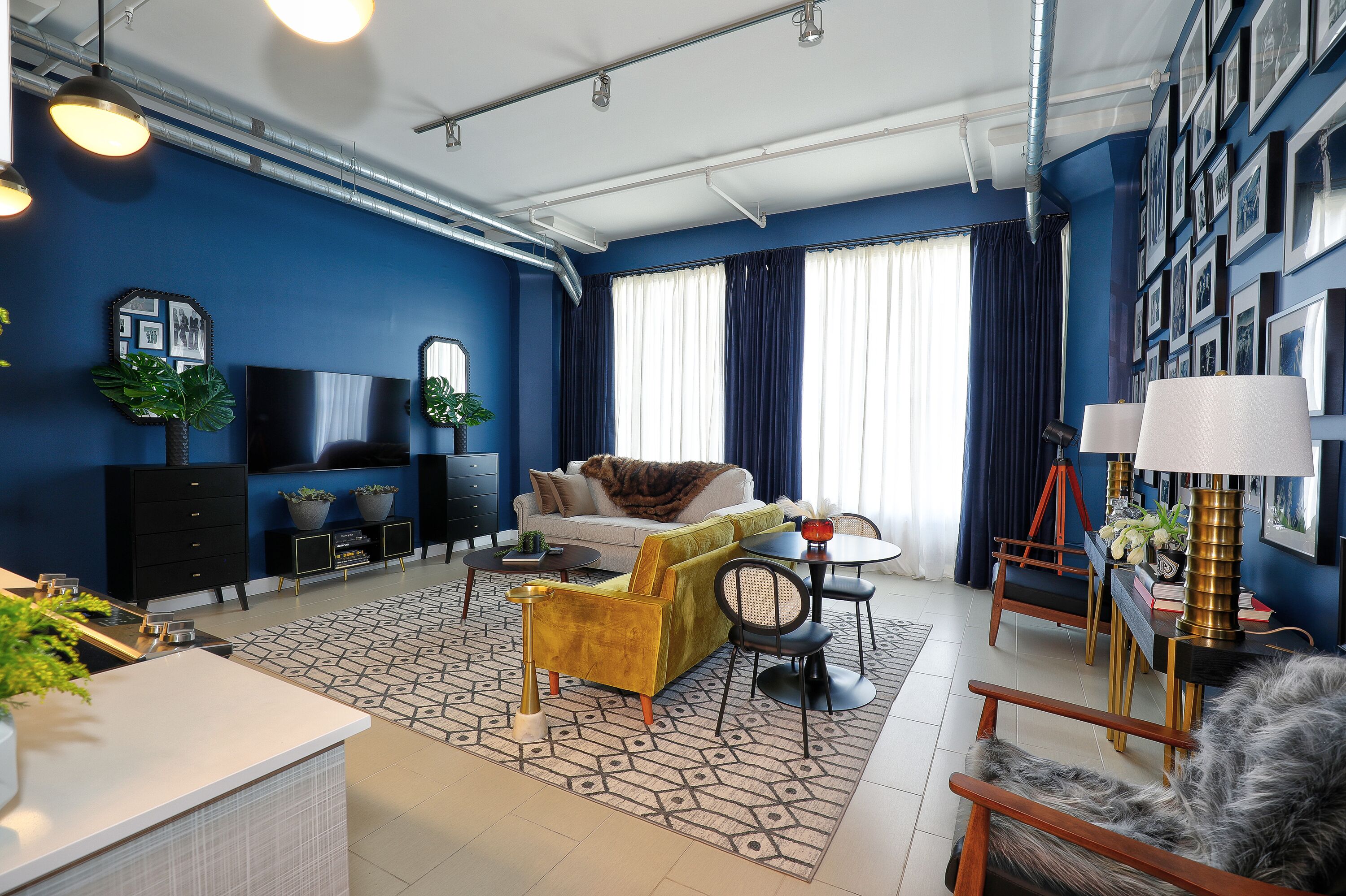 Downtown La Loft W/ Rock & Roll Vibe, Rooftop Pool + Free Parking - Downey, CA