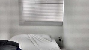 Quarto básico | Edredons de pluma, escrivaninha, espaço de trabalho para notebook