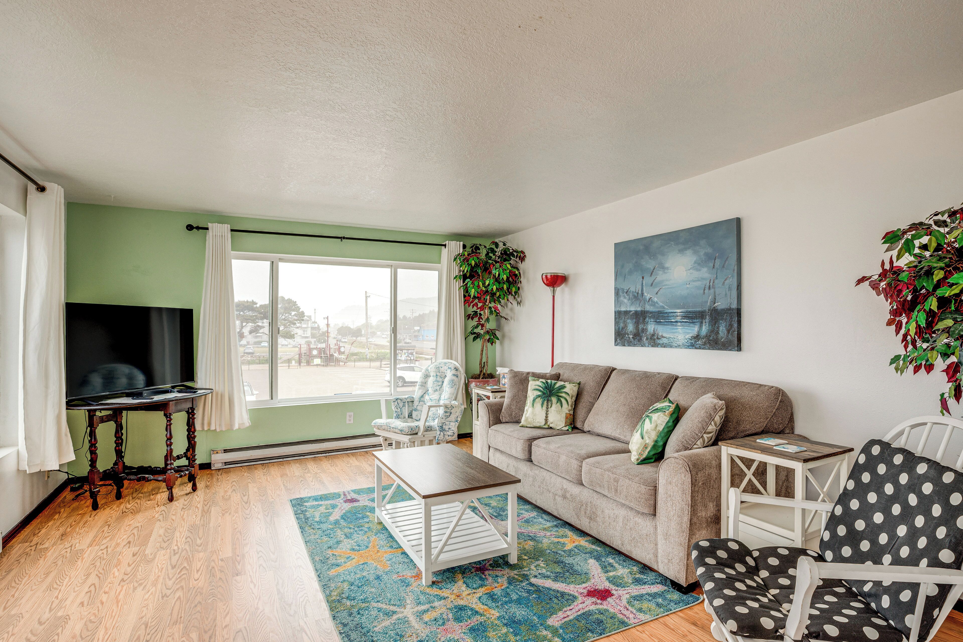 Rockaway Beach Apt W/ Ocean Views: Steps To Shore - Rockaway Beach