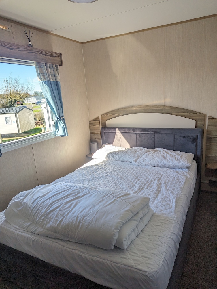 Caravan At Littlesea Holiday Park, Weymouth - Sleeps 8 - Dorset