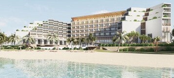 Um hotel com vários andares, piscina e palmeiras.
