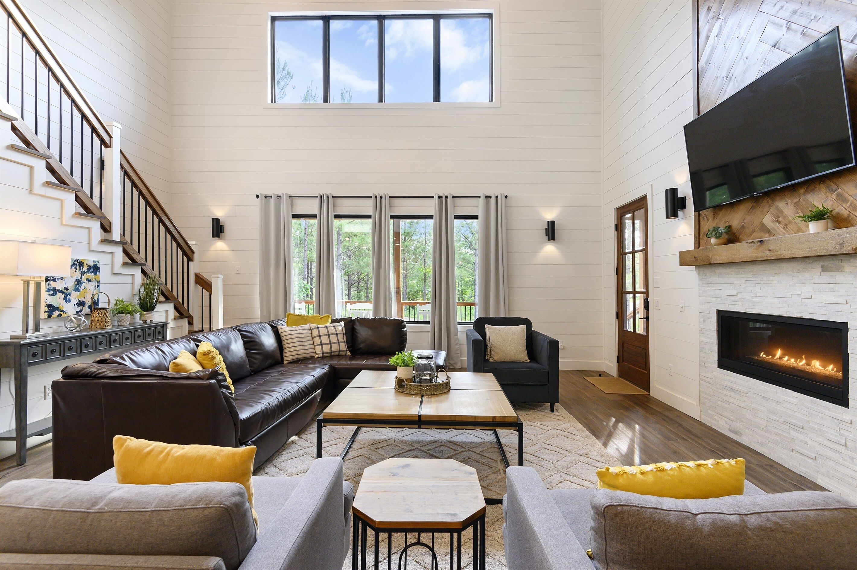 Rustic Cabin W Modern Comfort /Hot Tub/fire Pit/decks/swings/play Set-sleeps 10 - Hochatown, OK