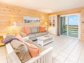 Apartamento em Condomínio Fechado, várias camas, acesso à piscina (#30C - No Pets) | Sala de estar | Televisor de 40 polegadas com canais digitais 