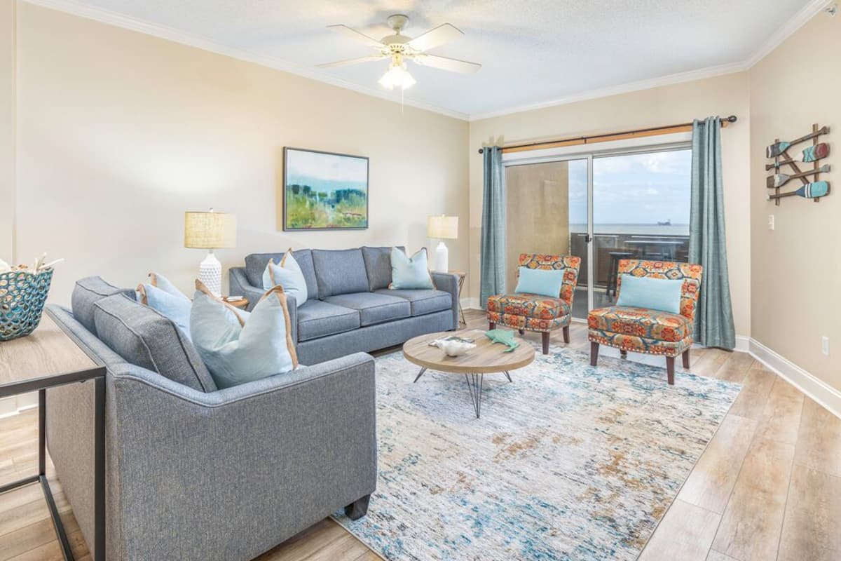 Condo, várias camas, cozinha, vista para o oceano (205 - No Pets Allowed) | Área de estar | TV de tela plana 42 polegadas com canais digitais, TV
