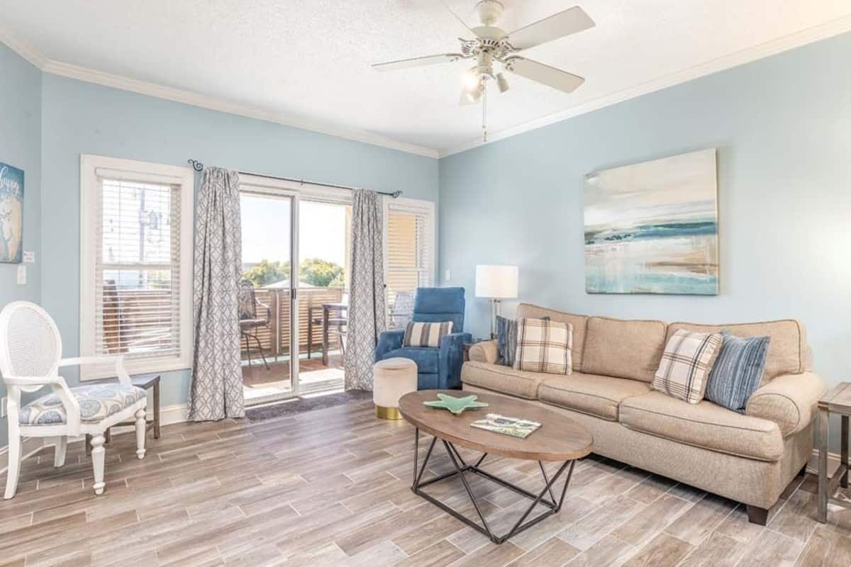 Condo, várias camas, cozinha, vista parcial para o mar (207 - No Pets Allowed) | Área de estar | TV de tela plana 42 polegadas com canais digitais, TV