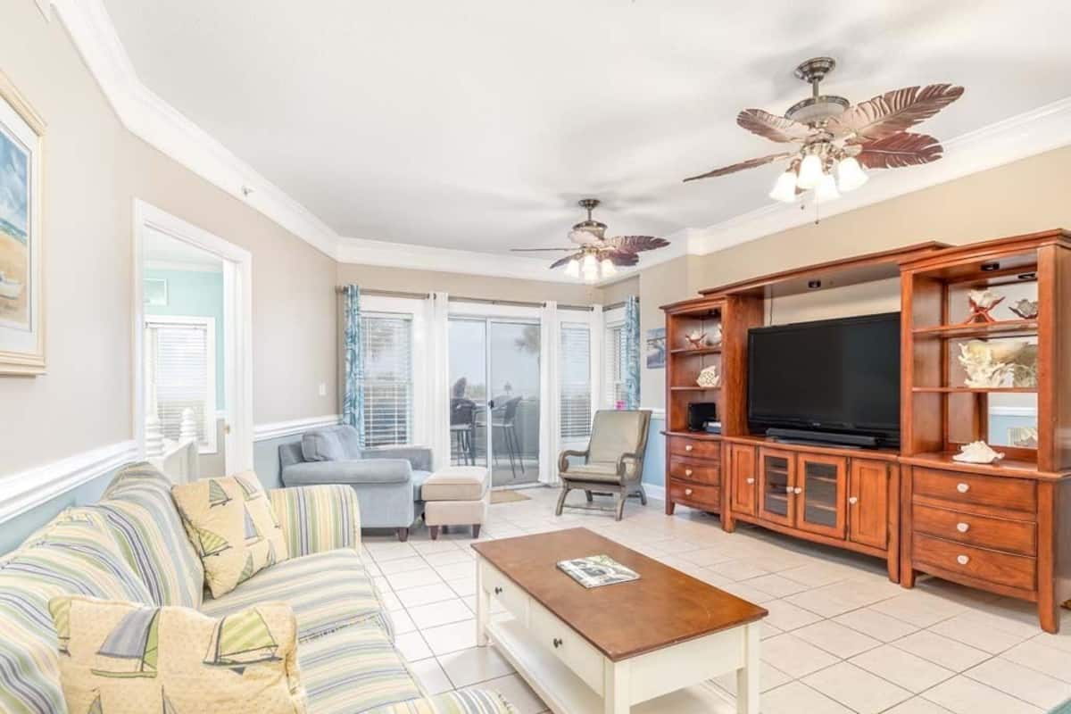 Condo, várias camas, cozinha, vista para o oceano (106 - No Pets Allowed) | Área de estar | TV de tela plana 42 polegadas com canais digitais, TV