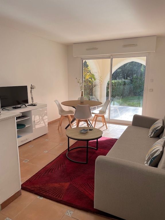 2 Pièces Dans Belle Copropriété Saint Raphael, 100 M Des Plages - Saint-Raphaël