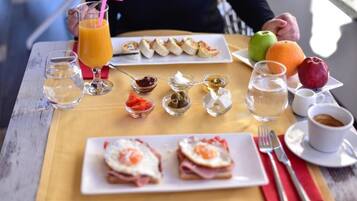 Café da manhã com buffet grátis todos os dias