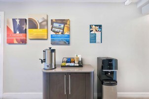 Escrivaninha, espaço de trabalho para notebook, cortinas blackout