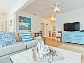 Condo, várias camas, cozinha, vista para o jardim | Área de estar | TV