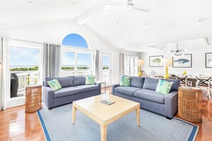 Casa, várias camas, acesso à piscina, vista para o oceano | Sala de estar | Televisor 