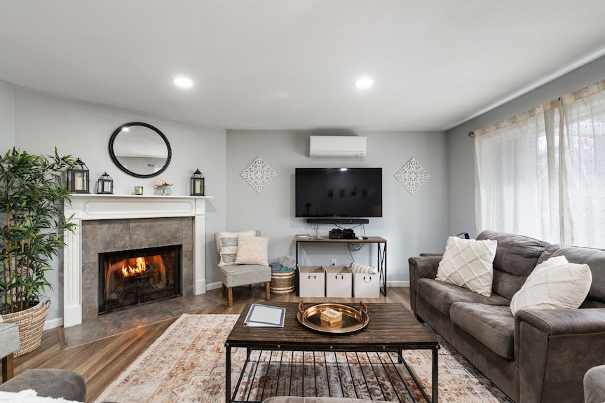 Cheerful 4 Bedroom Home One Level With Hot Tub And Park Like Feel - Portland, OR