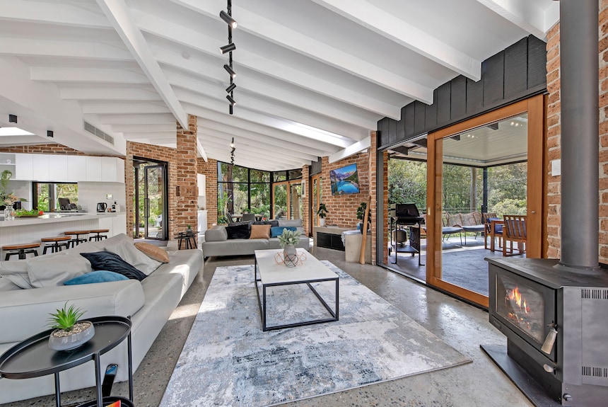 Stunning Peaceful Holiday Haven Set On Acreage With Nearby Waterfall And Jacuzzi - Hornsby