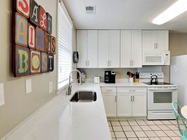 Apartamento em Condomínio Fechado, várias camas, cozinha, vista para o jardim | Cozinha privada | Uma cafeteira/bule, um frigorífico, um micro-ondas, um forno 