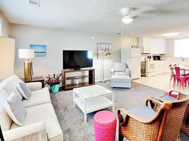 Condo, várias camas, cozinha, vista para o jardim | Área de estar | TV