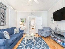 Apartamento em Condomínio Fechado, várias camas, cozinha, vista para o jardim | Sala de estar | Televisor 