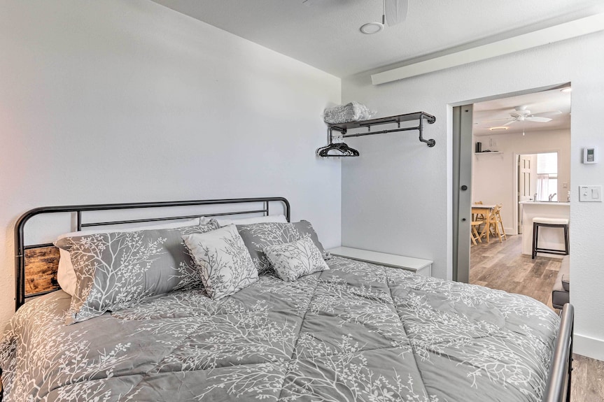 Walk To Dining, Breweries & Shops! Dtwn Custer Apt - Mount Rushmore National Memorial