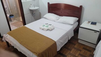 Quarto triplo básico | Frigobar, Wi-Fi de cortesia