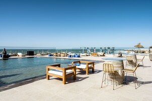 Piscina interna, 2 piscinas externas