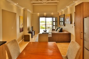 Apartamento Clássico | Sala de estar | Televisor LED de 39 polegadas com canais via satélite, televisor 