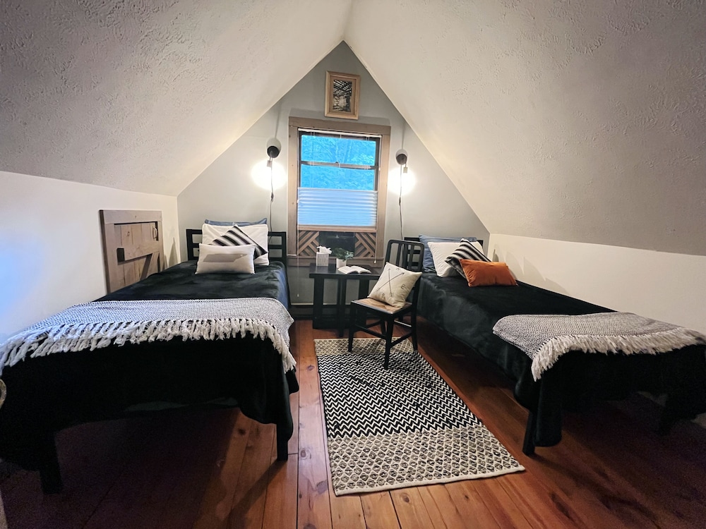 Modern Amenities In A Rustic Landscape - Brevard, NC