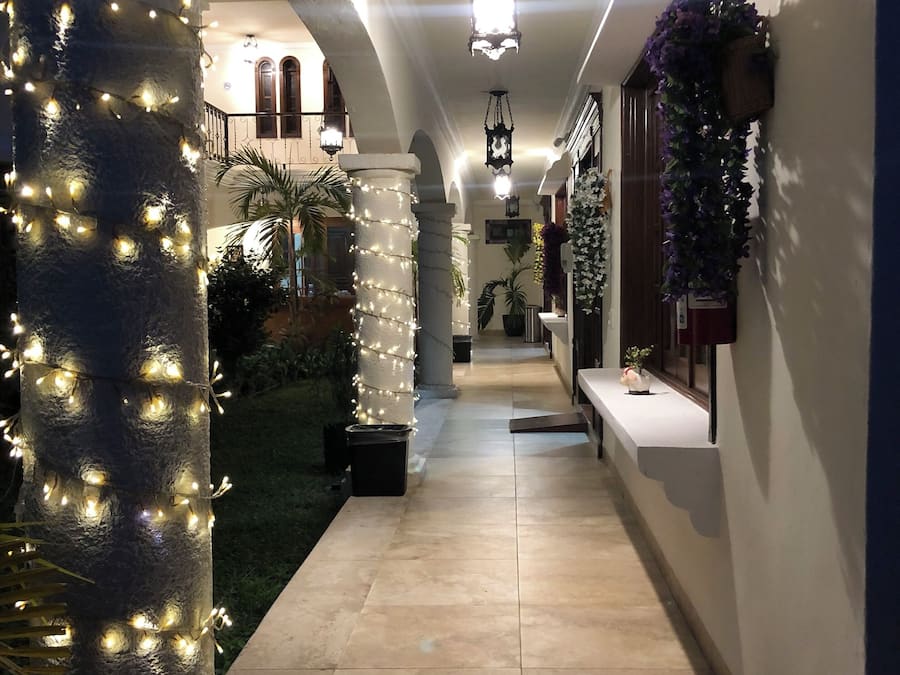 Fachada da propriedade à noite