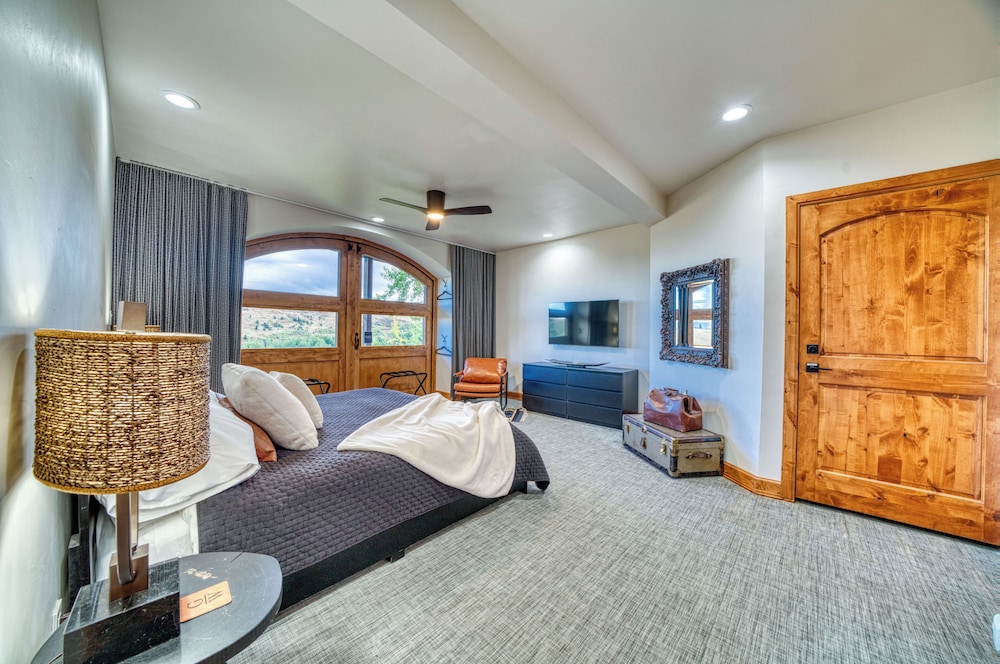 Luxurious Montana Retreat: Hot Tub, Mountain Views & Near Yellowstone! - Big Bear Lake, Montana