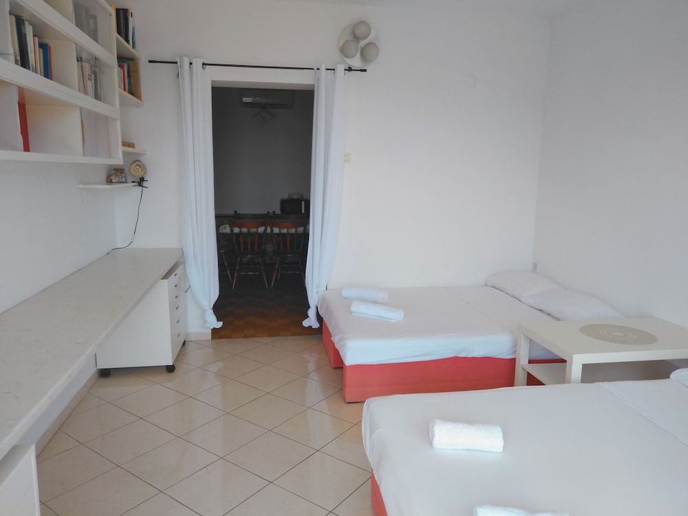 Seaview Apartment W/balcony - Posh Area, 5 Min From The Beach - Portorož