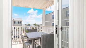 Apartamento em Condomínio Fechado, várias camas, acesso à piscina (Summer Winds 528) | Vista do quarto