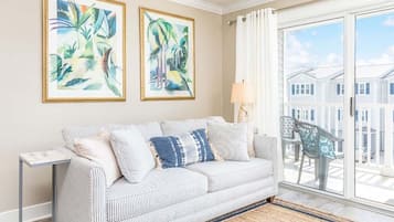 Apartamento em Condomínio Fechado, várias camas, acesso à piscina (Summer Winds 528) | Sala de estar | Televisor de ecrã plano de 42 polegadas com canais digitais