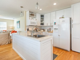 Casa, várias camas, cozinha, vista para o jardim | Cozinha privada | Uma cafeteira/bule, um frigorífico, um micro-ondas, um forno 