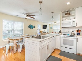 Casa, várias camas, cozinha, vista para o jardim | Cozinha privada | Uma cafeteira/bule, um frigorífico, um micro-ondas, um forno 