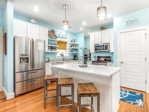 Casa, várias camas, acesso à piscina, vista para a piscina | Cozinha privada | Um frigorífico, um micro-ondas, um forno, uma placa de cozinha