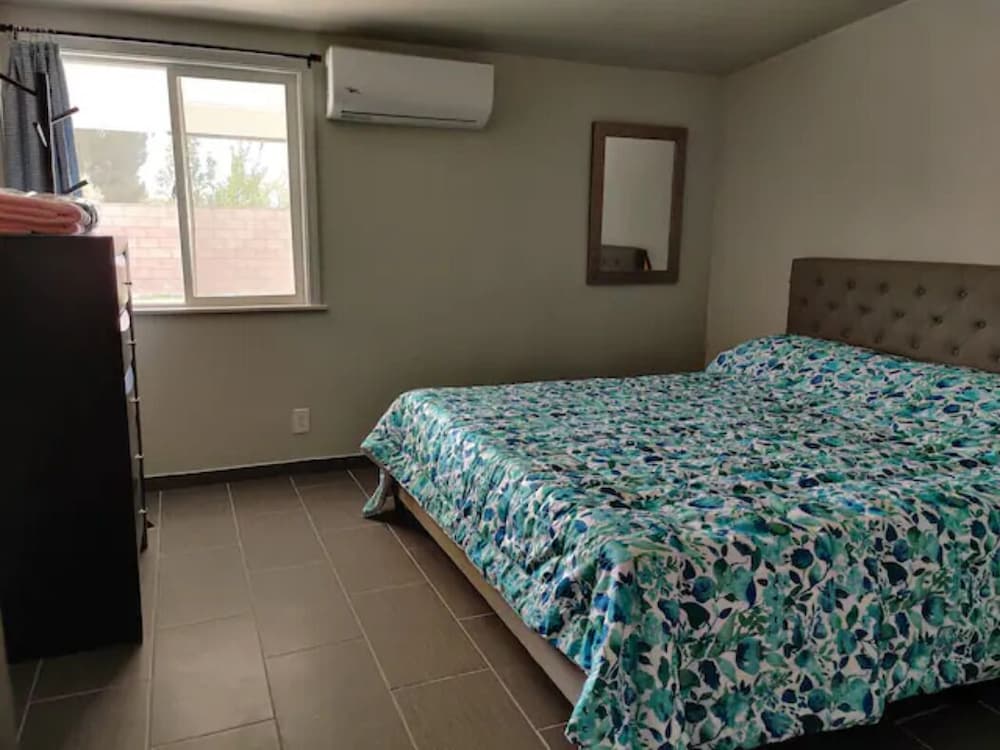Entire Guesthome With Own Bath/kitchen/2 Bdrm - Palmdale, CA