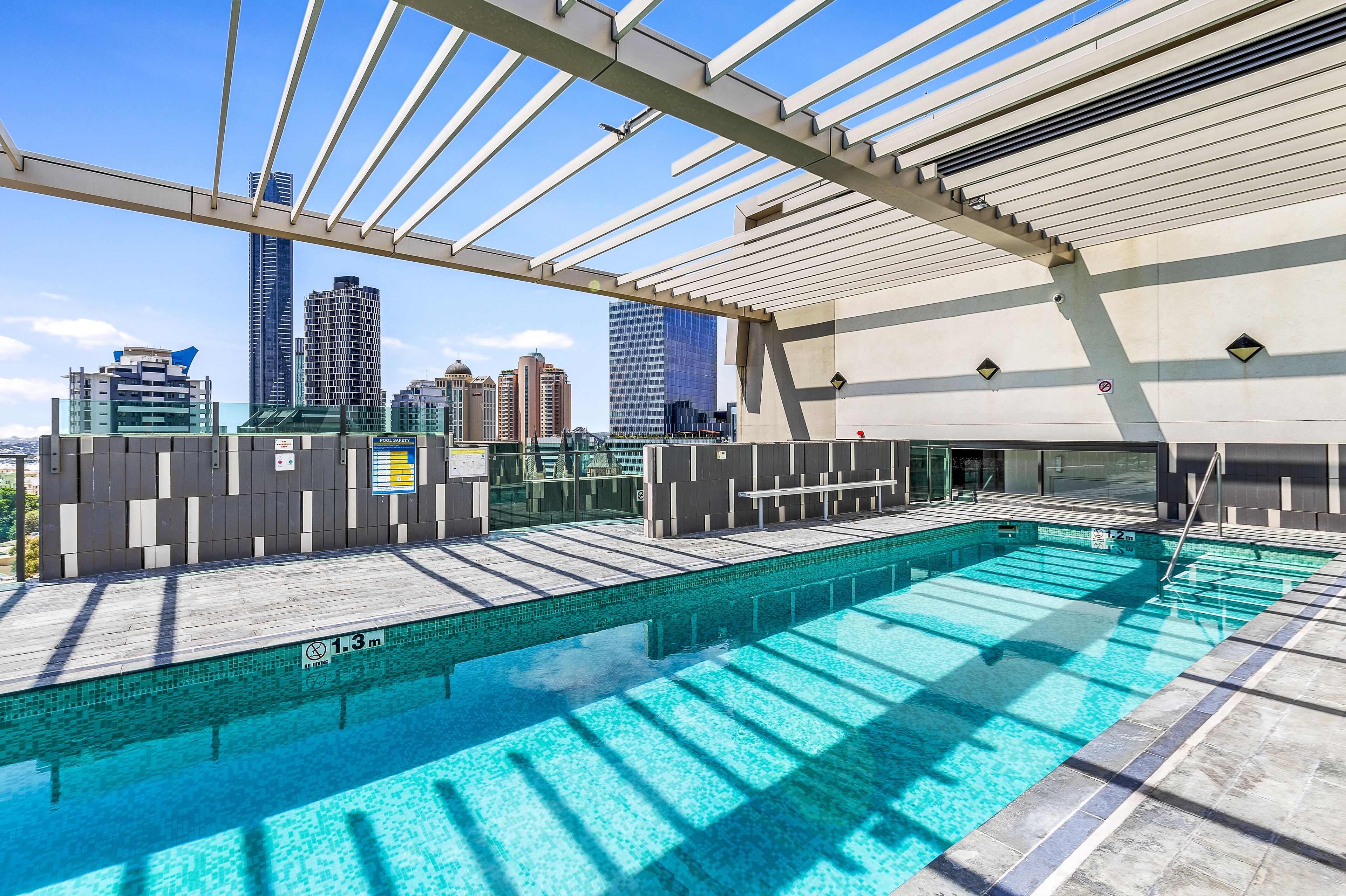 Piscina exterior, uma piscina aquecida 