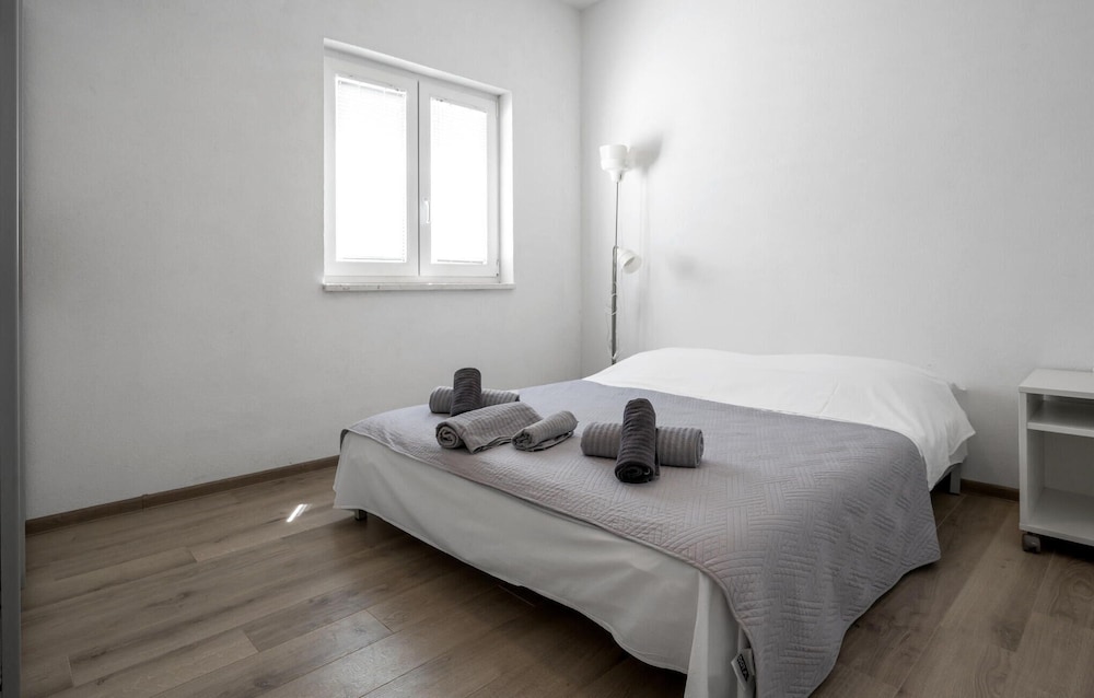 2 Bedroom Stunning Apartment In Murter - Tisno