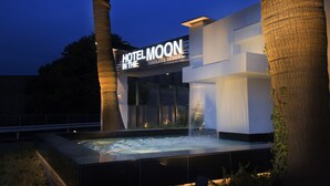 Um hotel moderno com uma placa grande que diz "HOTEL MOON IN THE THOUSAND RESORT".
