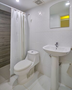 Quarto, 1 quarto, fumadores, Vista para a cidade | Casa de banho