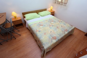 1 quarto, ferro/tábua de engomar, roupa de cama fornecida